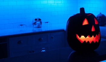 Viste tu casa de Halloween con Philips Hue