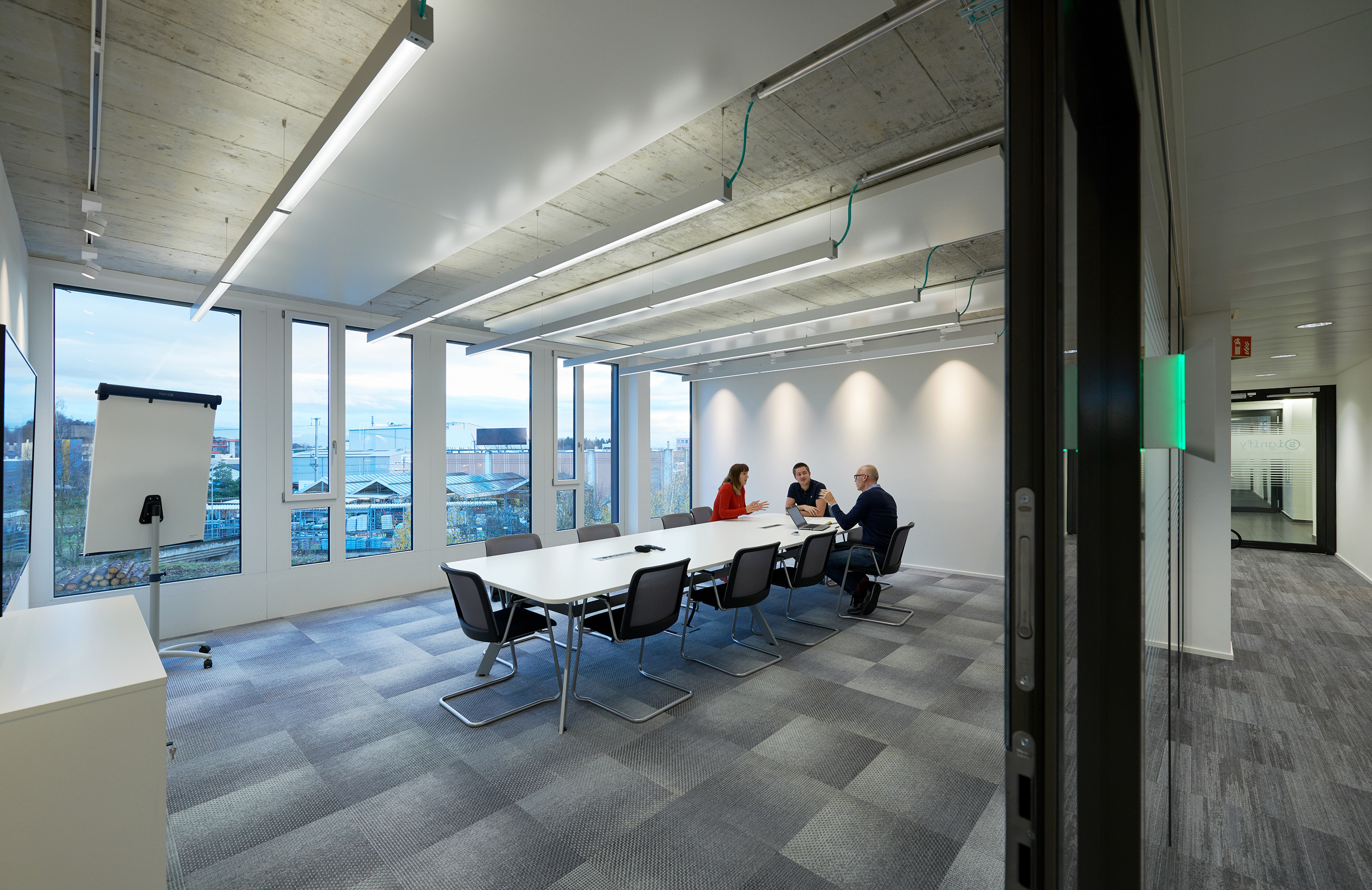 Signify Schweiz macht innovative Bürobeleuchtung erlebbar | Signify ...