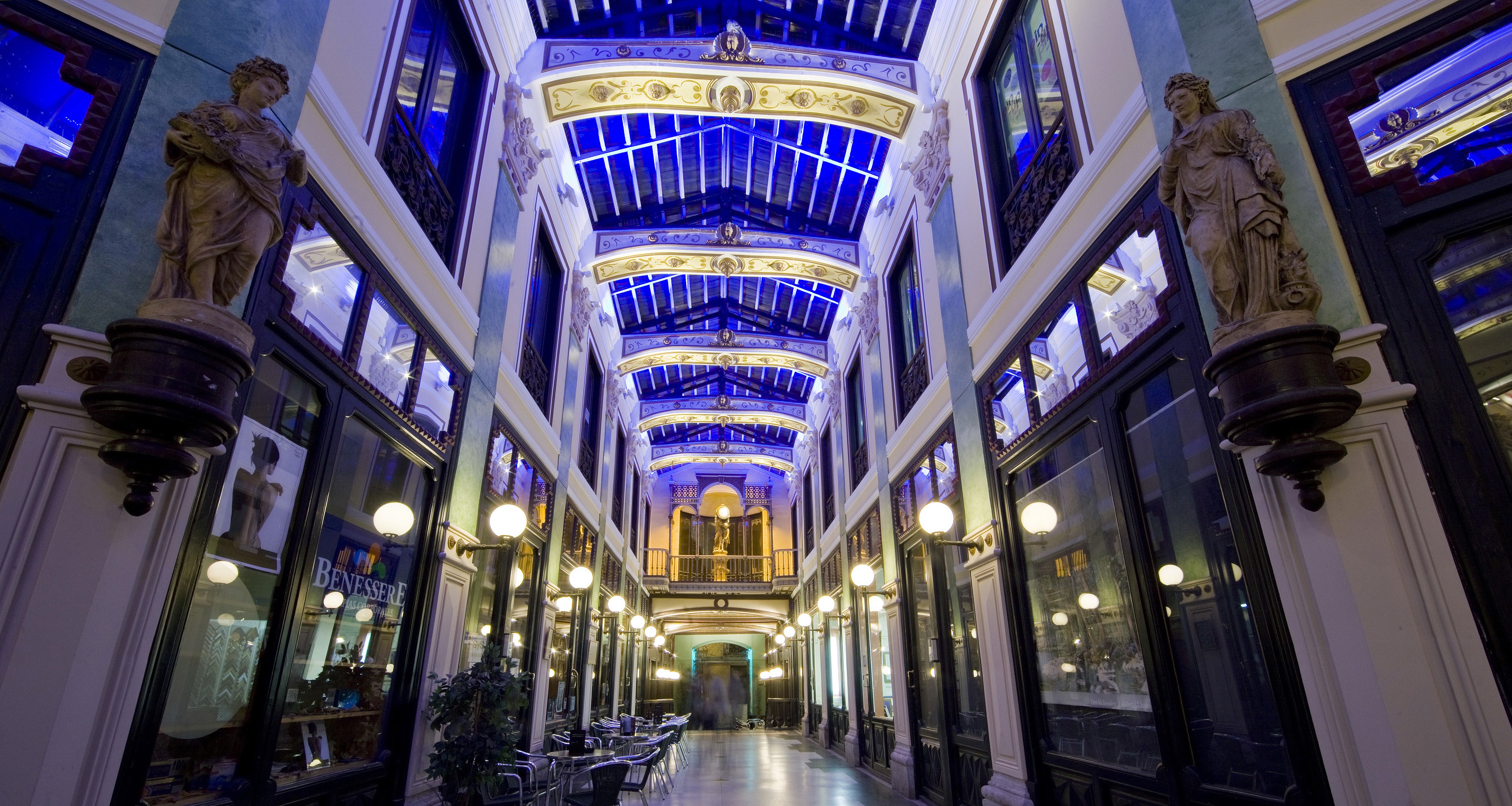 8 espacios llenos de luz para las noches más especiales en Semana Santa ...