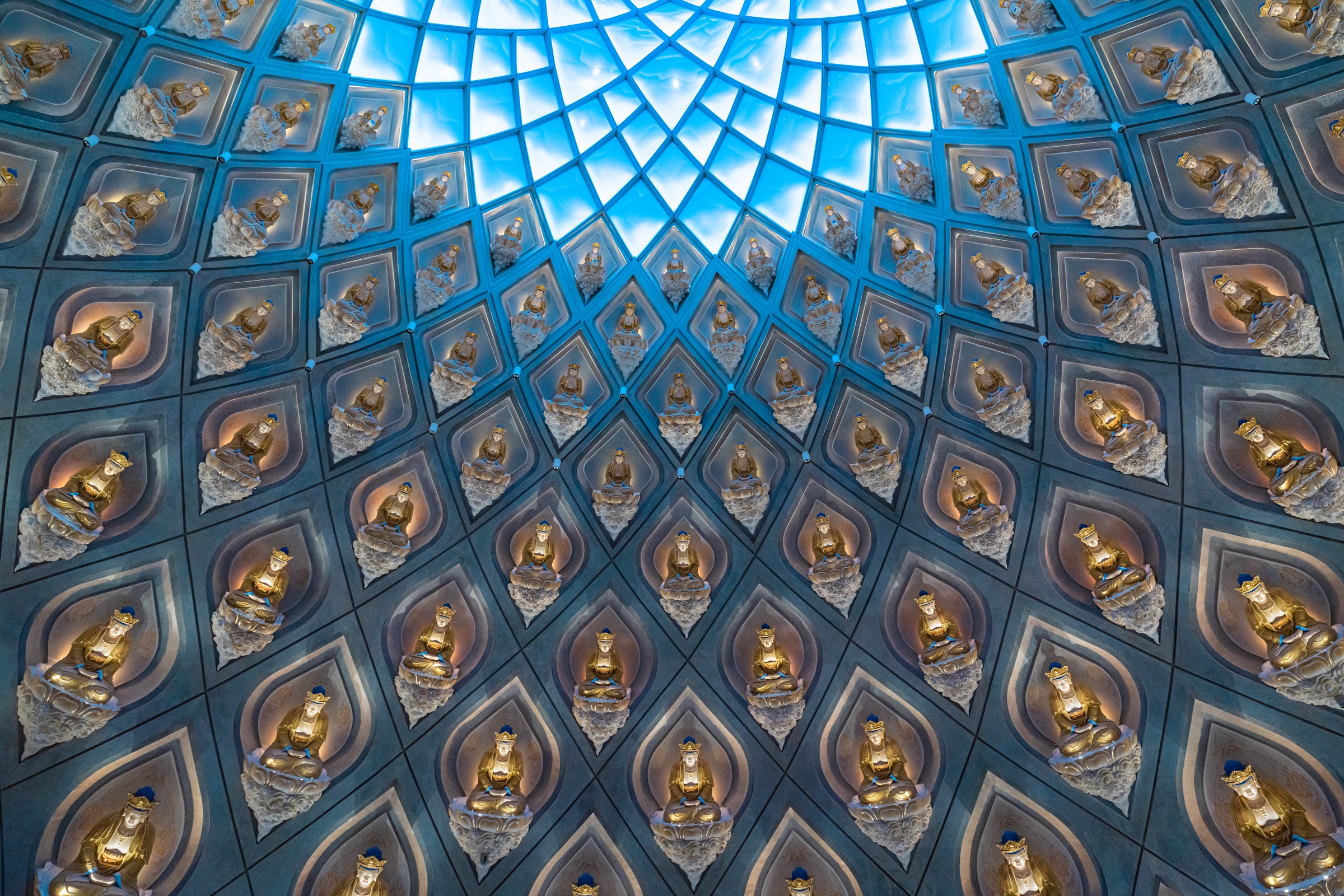 Unique Color Kinetics lighting in domed ceiling | Signify Company Website